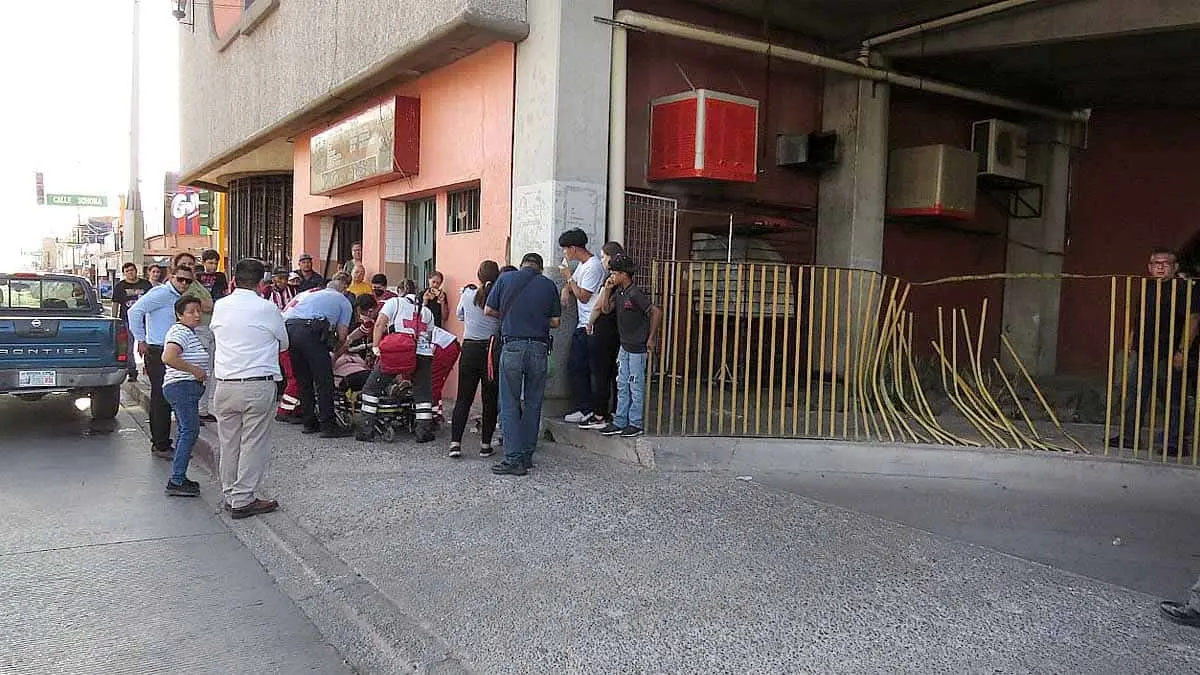 Choca pick up con barandal de MerCajeme y lesiona a señora - Diario del ...