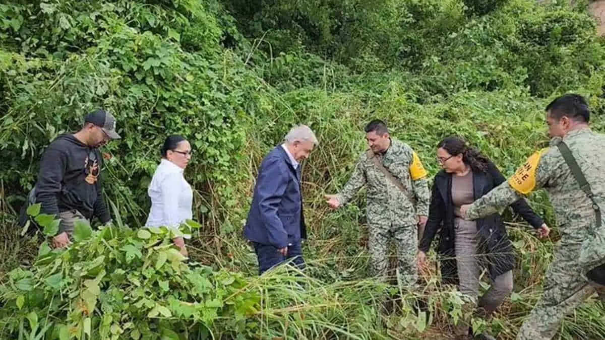 AMLO cruza a pie la carretera para realizar inspecciones en la zona ...
