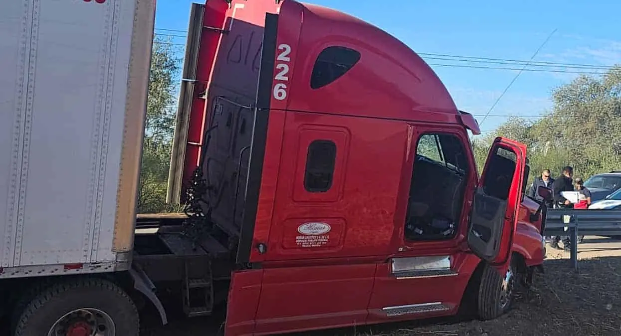 Conductor de tráiler se duerme y choca contra muro de contención ...