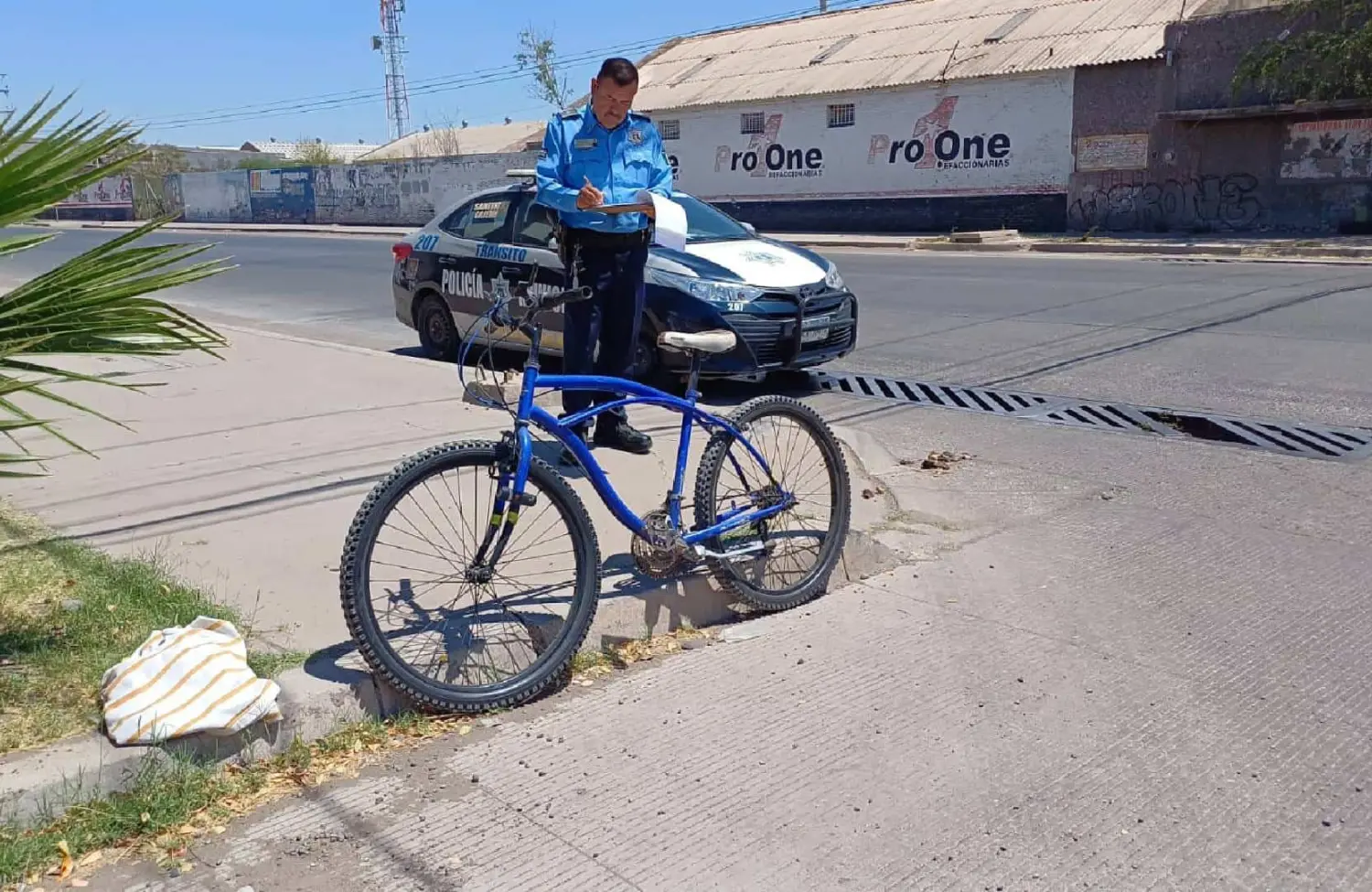 Choca ciclista con pick up en Ciudad Obregón - Diario del Yaqui