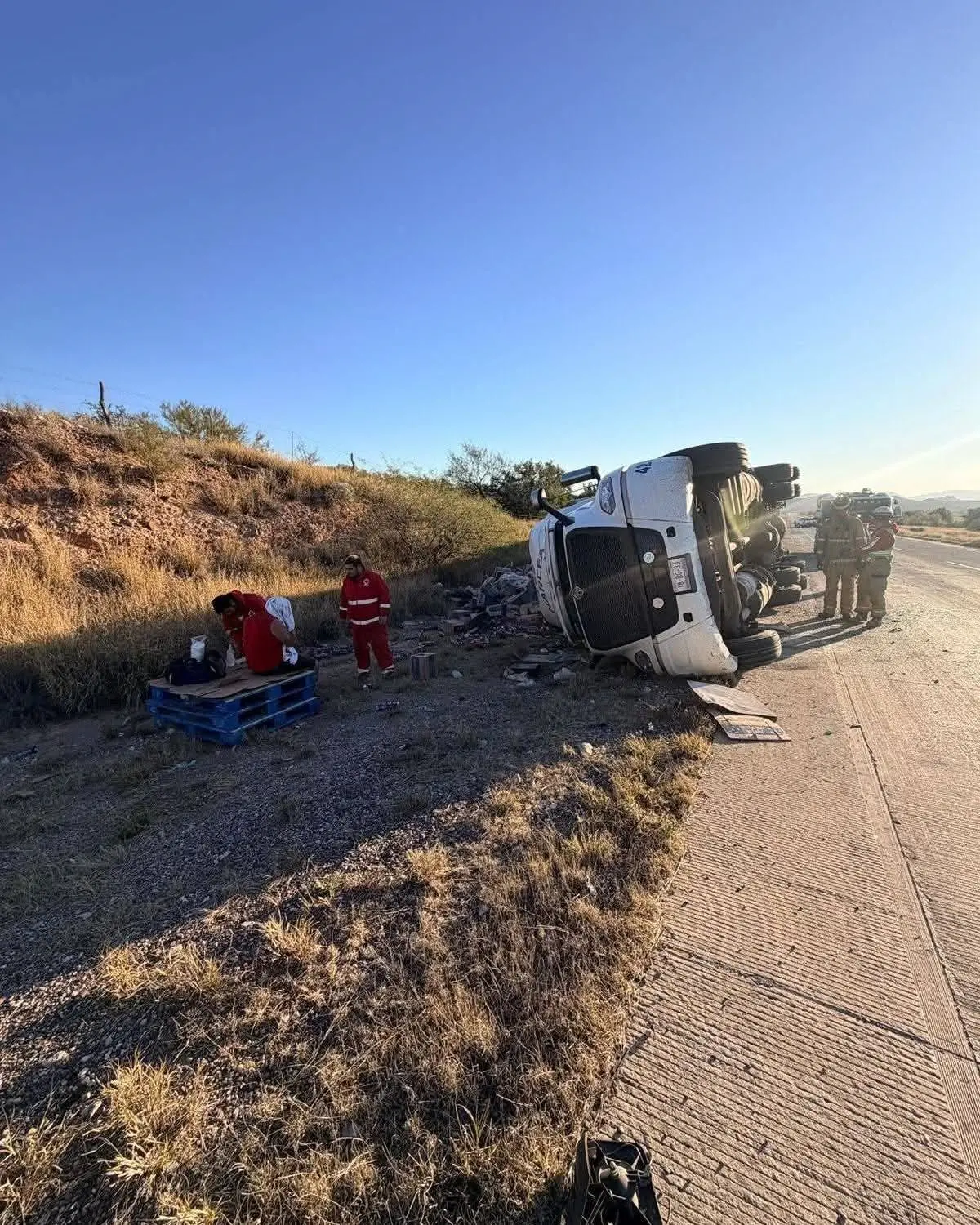 Vuelca tráiler cargado de jugos en carretera Santa Ana – Altar - Diario ...